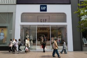 Muito além do logotipo: Gap apresenta nova personalidade em campanhas