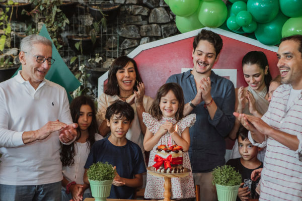 Laura Guth Estevão comemora 4 anos com festa animada na natureza ...