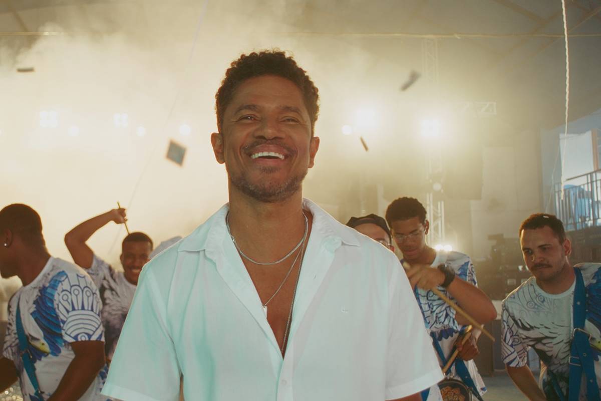 Alexandre Carlo lança clipe da música Deixa Que o Amor Envolve: veja