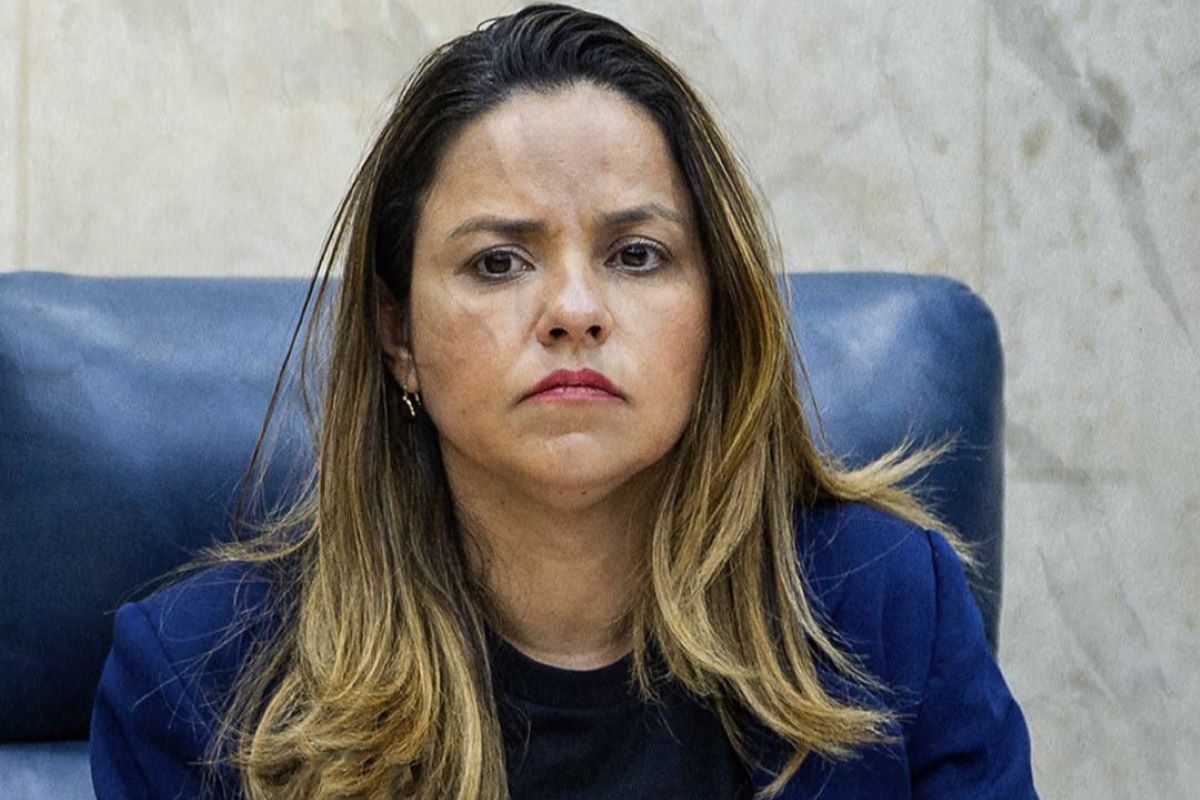 Ex-vereadora leva privada embora após deixar gabinete na Câmara de SP ... Ex-vereadora leva privada embora após deixar gabinete na Câmara de SP ...
