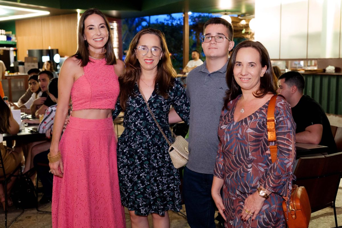 Tati Vartuli celebra aniversário rodeada de amigos em sunset animado