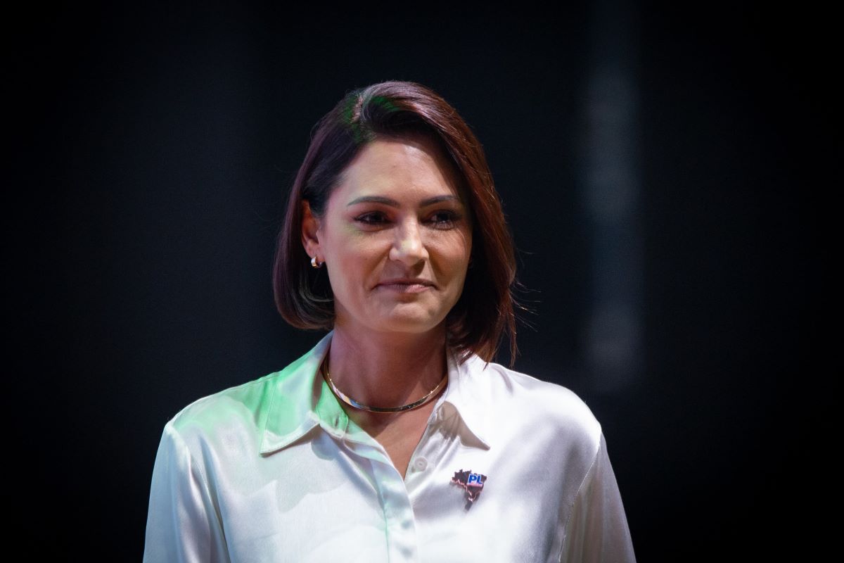 Michelle se manifesta após Moraes ordenar monitoramento de Bolsonaro