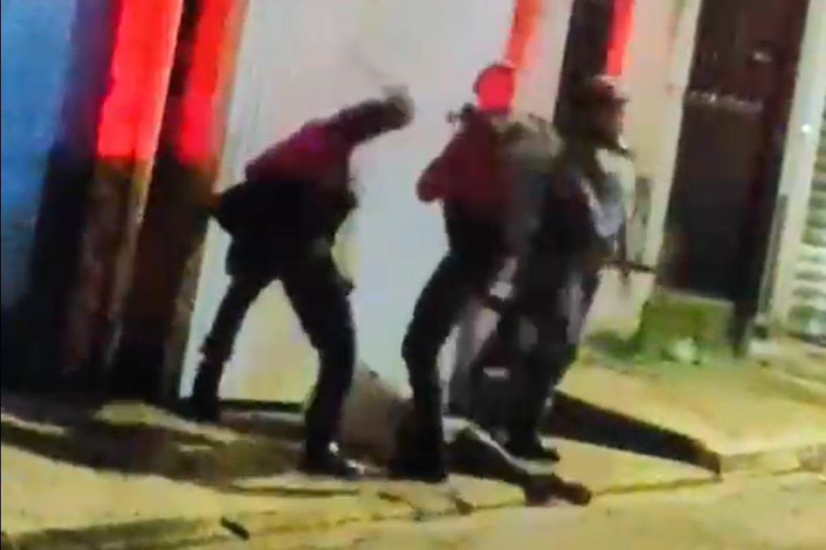 Cenas fortes: homem é espancado por PMs com cacetadas e chutes em SP