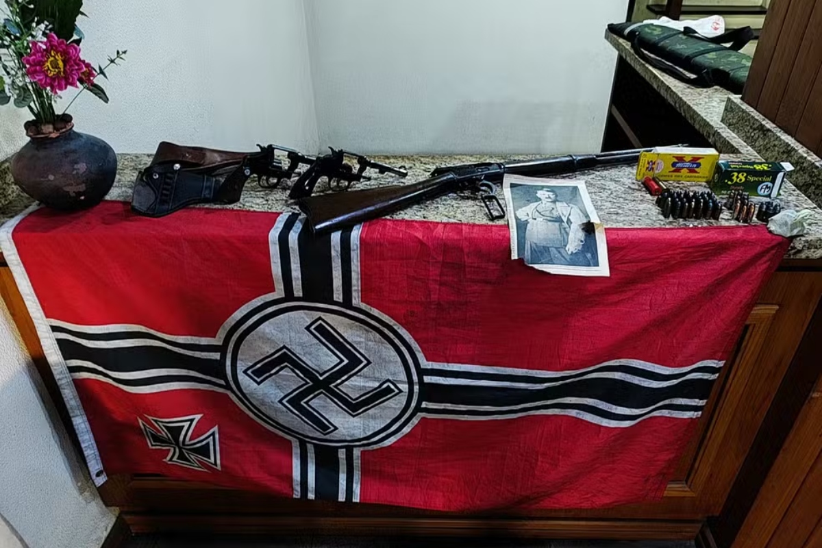 Homem é preso no RS com bandeira nazista e foto de Hitler na geladeira ...
