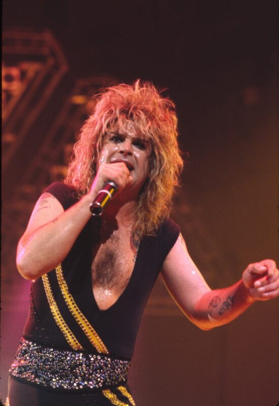 Os 15 looks de Ozzy Osbourne que definiram a estética do heavy metal