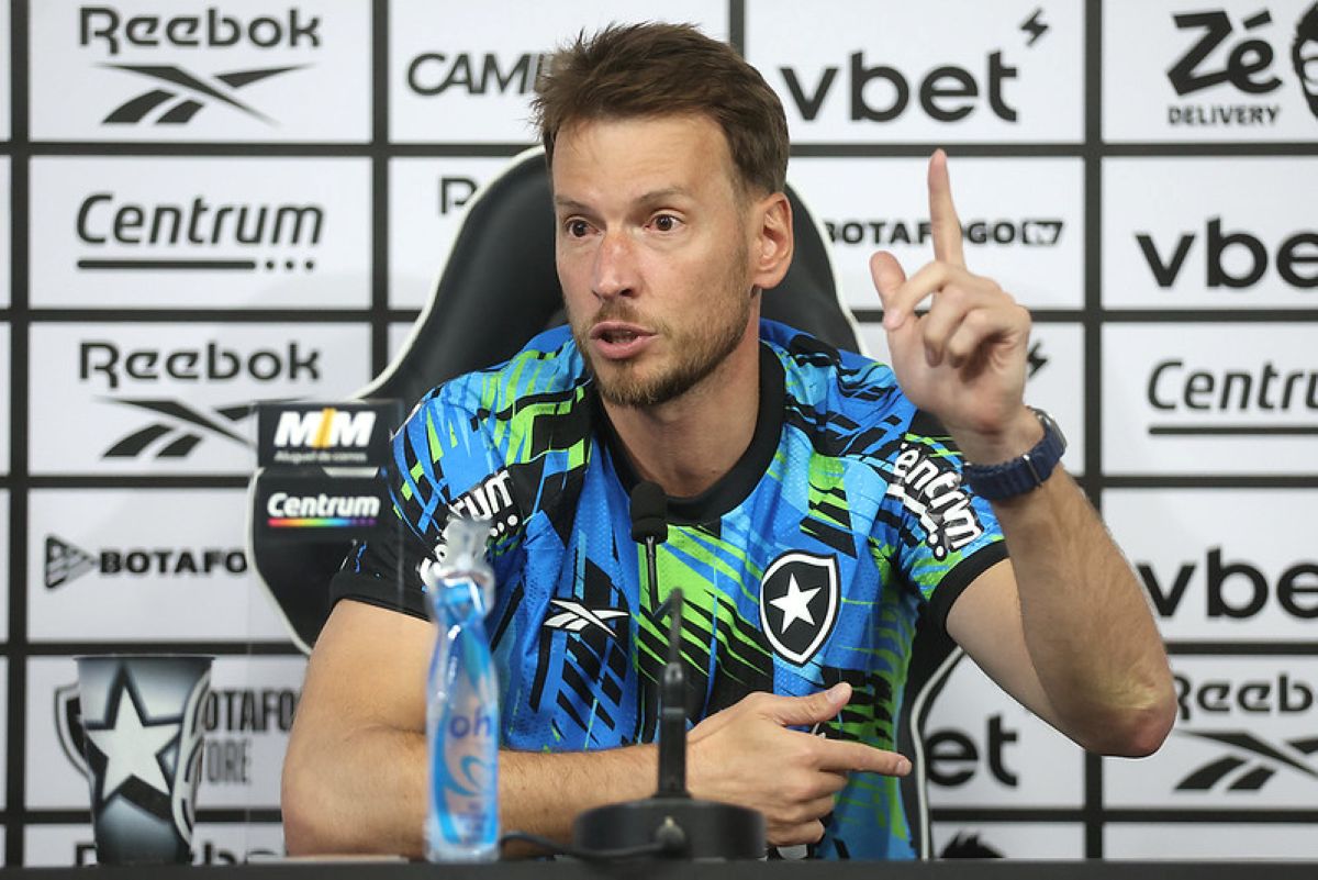 Neto é apresentado pelo Botafogo e comenta concorrência pela posição ...