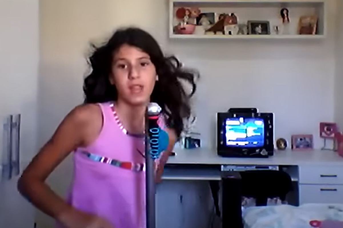 "Meu nome é Júlia": saiba como está a menina famosa pelo meme