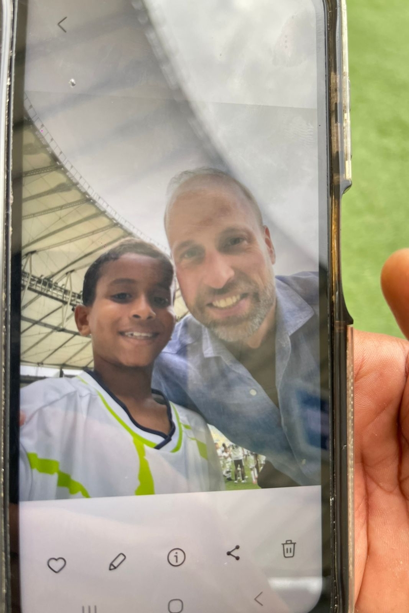 Príncipe William revela lado craque de futebol e faz gol no Maracanã